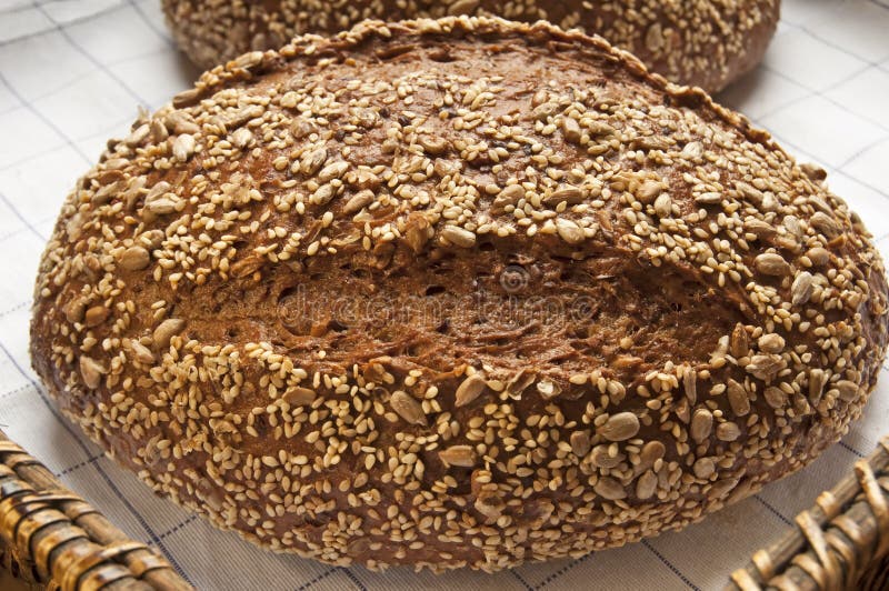 Vollständiges Kornbrot Mit Mehl Stockfoto - Bild von bäckerei, füllung ...