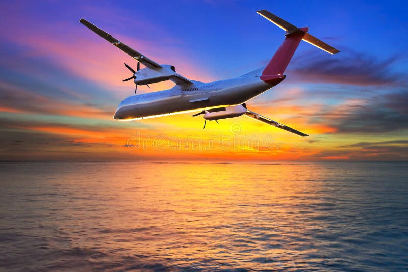 Volo Degli Aerei Al Tramonto Immagine Stock - Immagine di bello ...