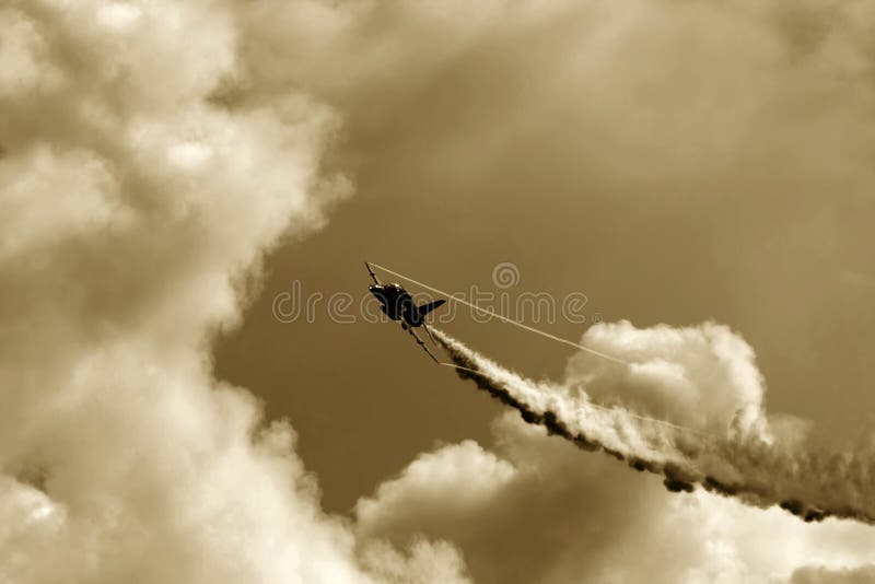 Volo Dell'aereo Da Caccia Nel Cielo Immagine Stock - Immagine di aviare ...