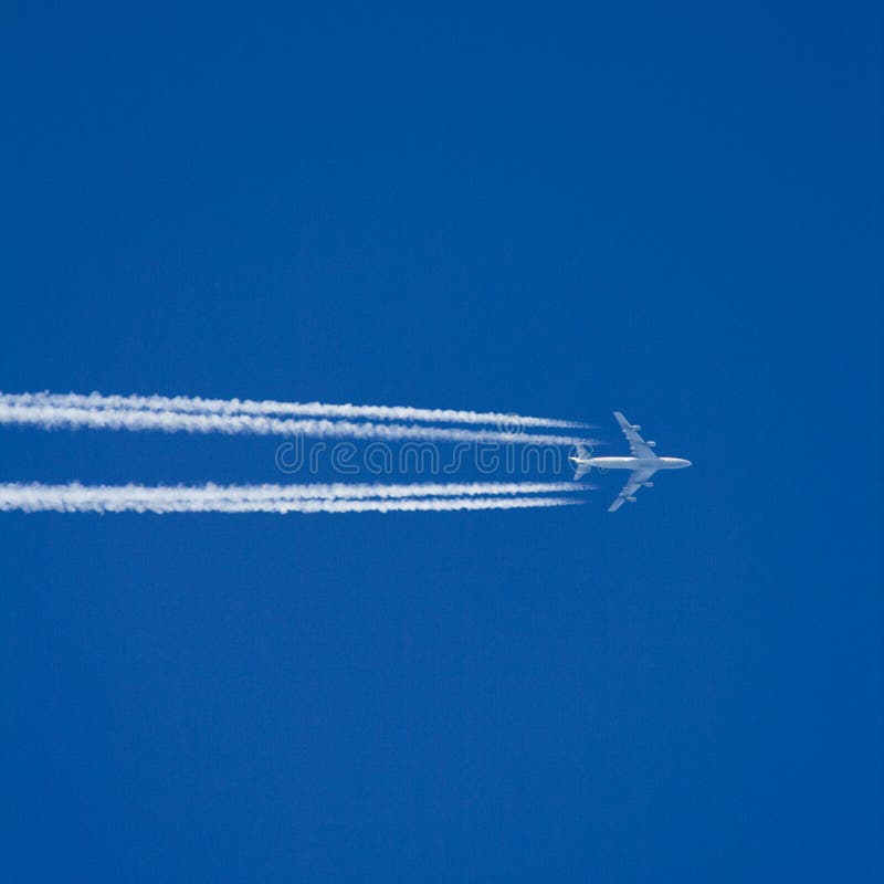 Volo dell'aeroplano alto immagine stock. Immagine di timido - 2765089