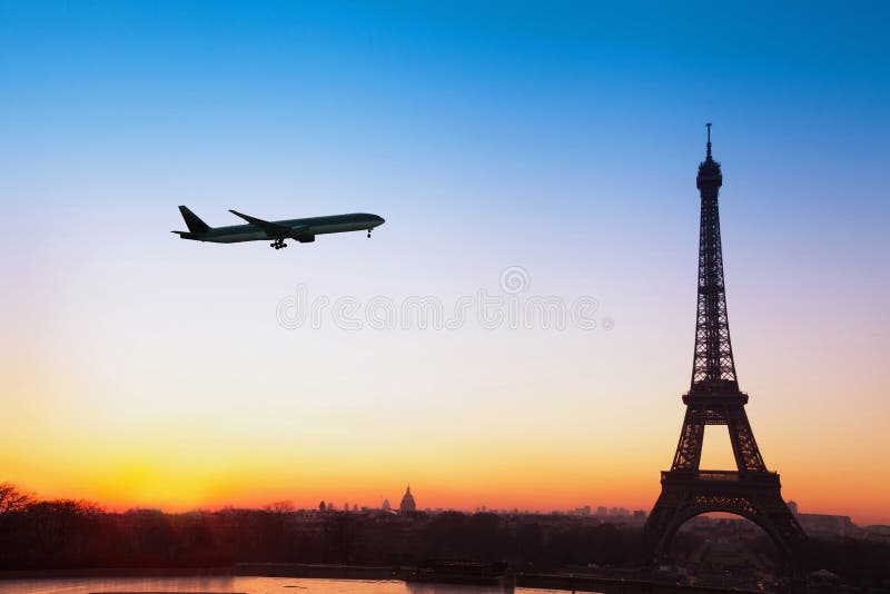 Volo a Parigi, Viaggio in Aeroplano in Francia Immagine Stock ...