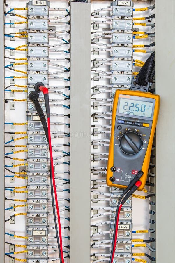 Voltage 24 Vdc Measurement Connectivity at Terminal of Electrical ...