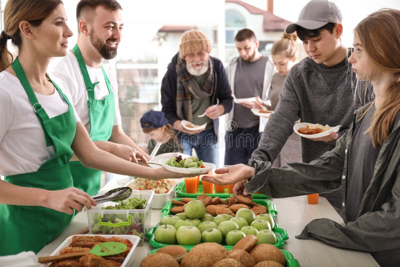 Voluntarios Que Dan La Comida a La Gente Pobre Foto de archivo - Imagen ...