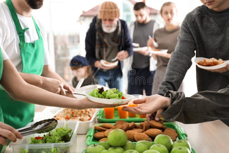 Voluntarios Que Dan La Comida a La Gente Pobre Foto de archivo - Imagen ...