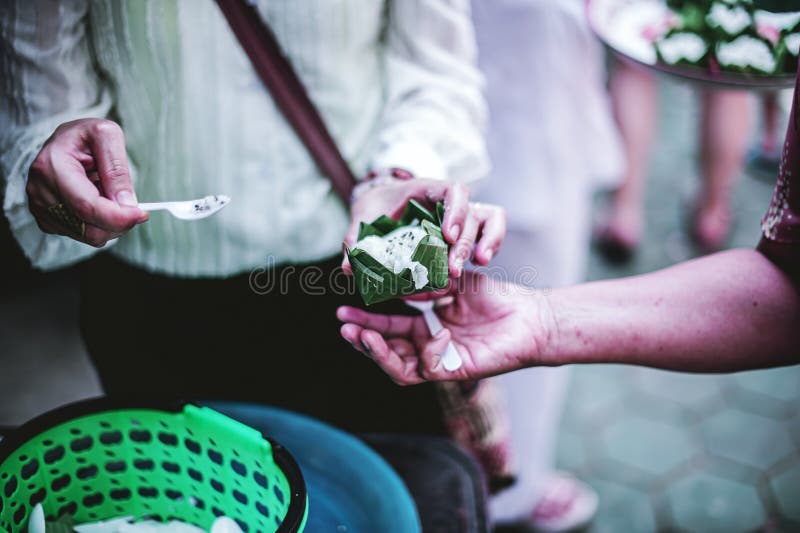 Volunteer Serving Food for Poor People : Sharing Food Helps the Poor ...