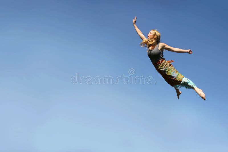 Voo Da Mulher Através Do Céu Azul Foto de Stock - Imagem de pular ...