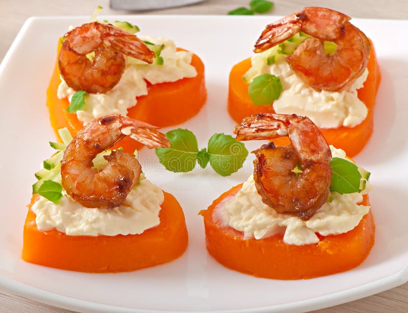 Voorgerecht Van Garnalencocktail Met Rozemarijn En Saus, Selectieve ...