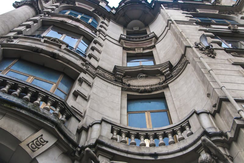 Voorgevel Van Een Oud Europees Gebouw Met Balkons En Balustrades Stock ... Voorgevel Van Een Oud Europees Gebouw Met Balkons En Balustrades Stock ...