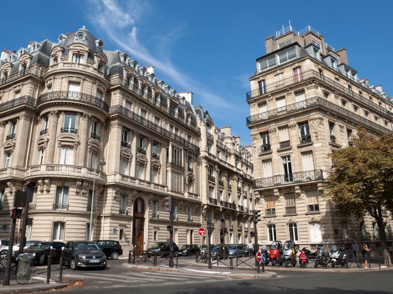 Voorgevel Van Typisch Huis Met Balkon in 16de Arrondisement Van Parijs ...