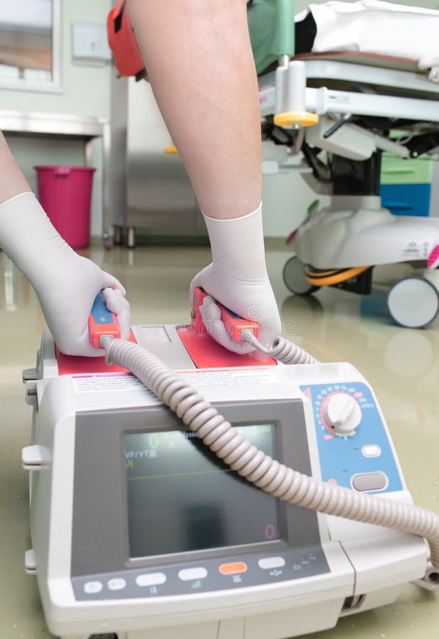 Vor Defibrillation. Doktor Mit Elektrischem Defibrillator Stockfoto ...