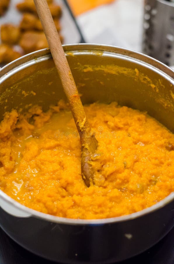 Zubereitung Von Gajar-ka-Gajerela Stockbild - Bild von karotte ...