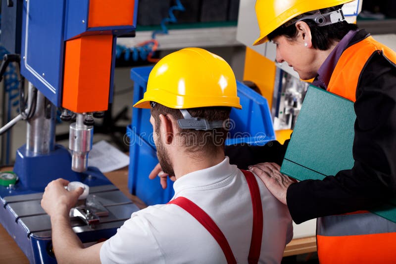 Vorgesetzter Mit Arbeitskraft Im Lager Stockfoto - Bild von industrie ...