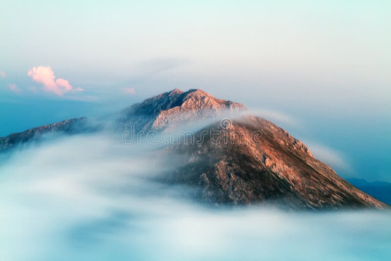 Vorming En Beweging Van Wolken Over Bergenpieken Stock Afbeelding ...