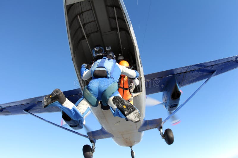 Skydivers Die Van Het Vliegtuigstandpunt Springen Stock Foto - Image of ...