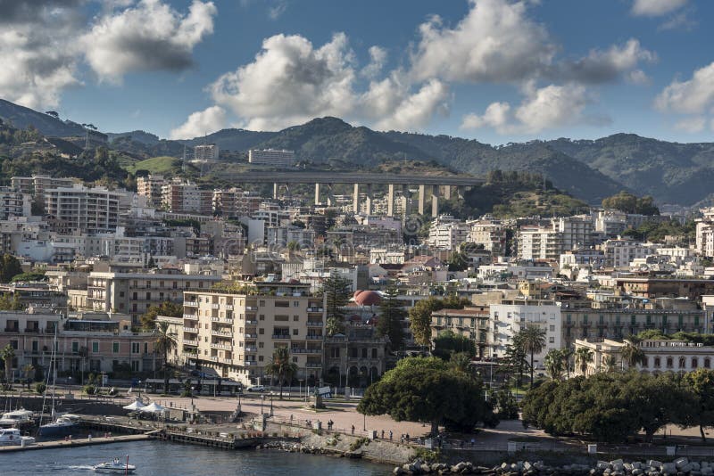 Vororte Von Messina Sizilien Stockfoto - Bild von festland, neptun ...
