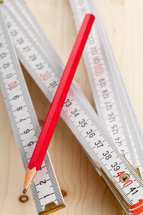 Vouwmeter met potlood stock afbeelding. Image of instrument - 39285015