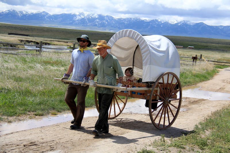 Charette à bras couverte image stock. Image du bois, transport - 25568371