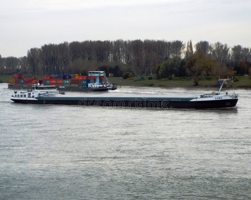 Vrachtschepen op de Rijn redactionele foto. Image of vervoer - 46964821
