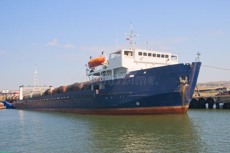 Vrachtschip stock foto. Image of verzending, tank, vlotter - 14424364