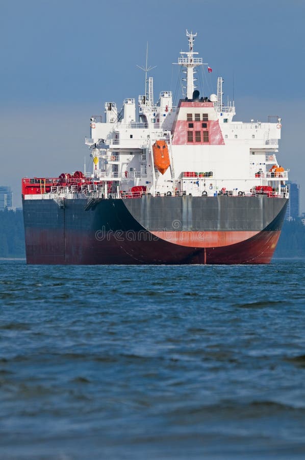 Vrachtschip in haven stock afbeelding. Image of zweden - 9466805