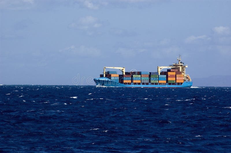 Vrachtschip stock foto. Image of werk, vervoerder, kleur - 3218374