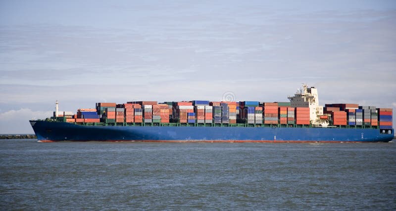 Vrachtschip Met Containers Op Zee Stock Foto - Image of overzees ...