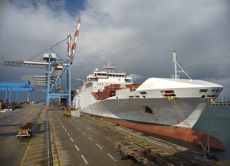 Vrachtschip stock foto. Image of blauw, oceaan, industrieel - 8328668