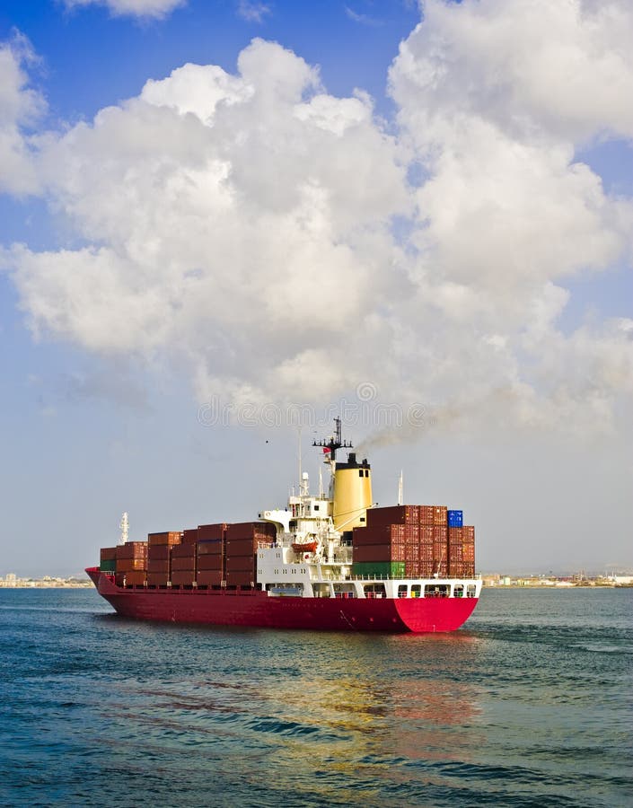 Vrachtschip Dat Met Containers Wordt Geladen Stock Afbeelding - Image ...