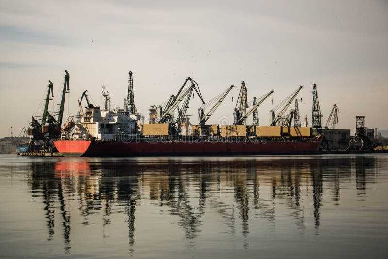 Vrachtschip in Haven, Scheepswerven Redactionele Fotografie - Image of ...