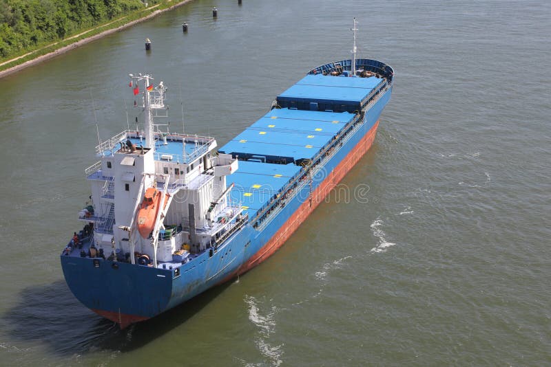 Vrachtschip op Kiel Canal stock foto. Image of zoals - 31907084