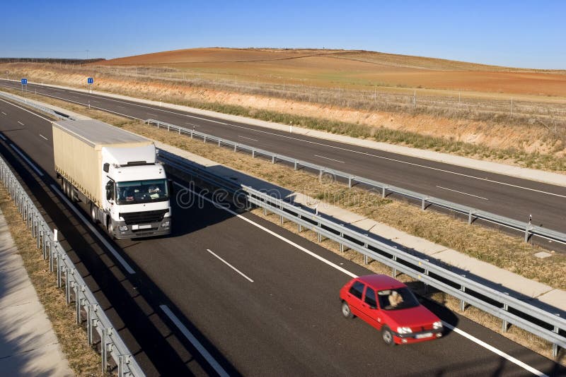 Vrachtwagen en auto op weg stock foto. Image of schip - 3662752