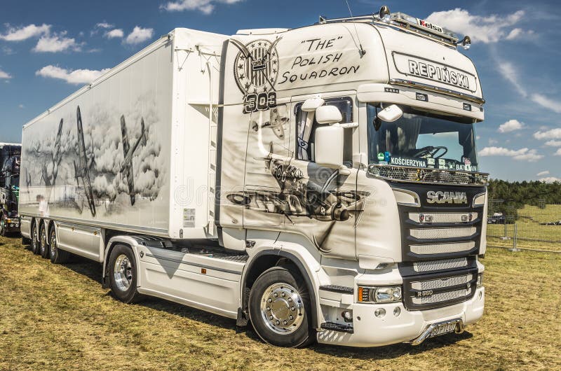 Witte vrachtwagen Scania stock foto. Afbeelding bestaande uit ...