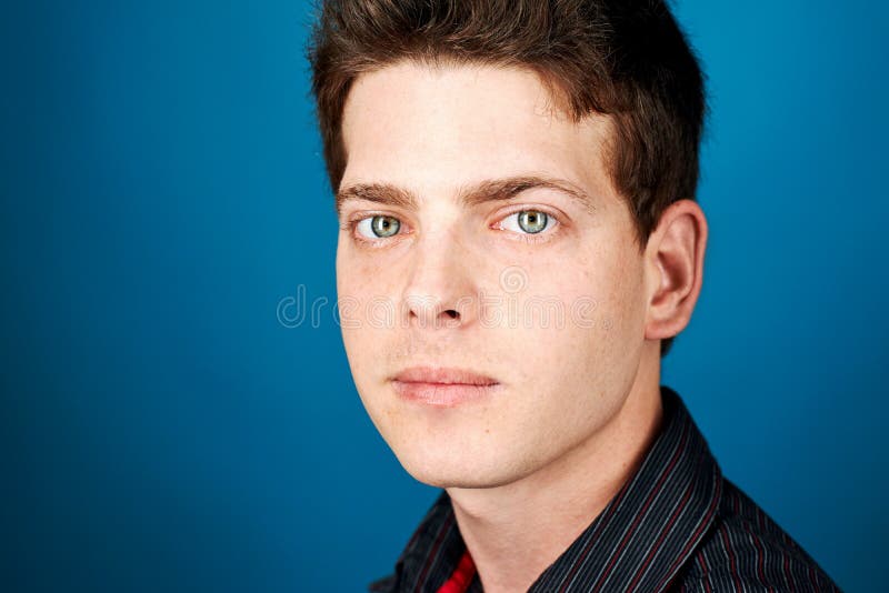 Vrai visage d'homme image stock. Image du fond, caucasien - 33714543