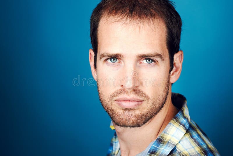 Vrai visage d'homme image stock. Image du expression - 33718579