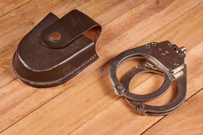 Vraies menottes de police photo stock. Image of fond - 121461398