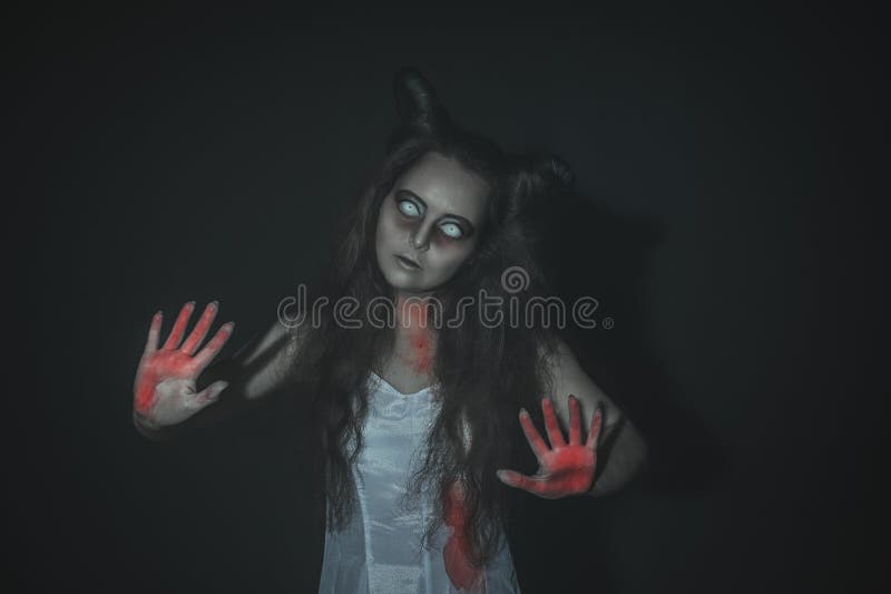 Vreselijk Spook Met Bloedige Handen Op Dark Stock Foto - Image of ...