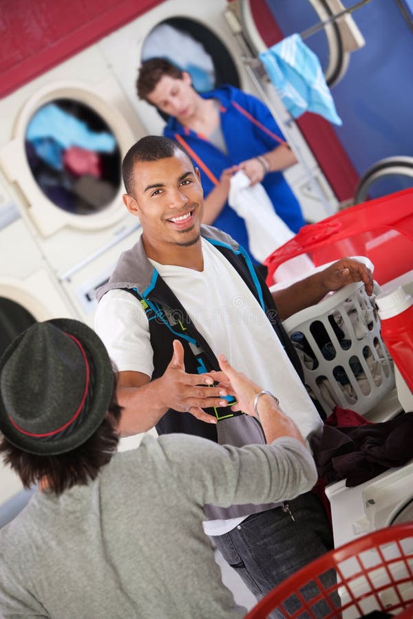 Vrienden Die Elkaar Begroeten Stock Afbeelding - Image of begroet, knap ...