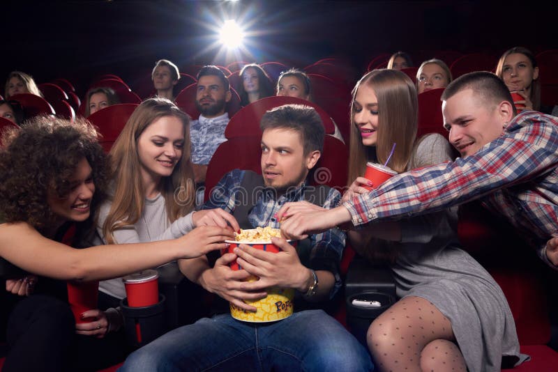 Groep Vrienden Die Op Films Letten Bij De Lokale Bioskoop Stock
