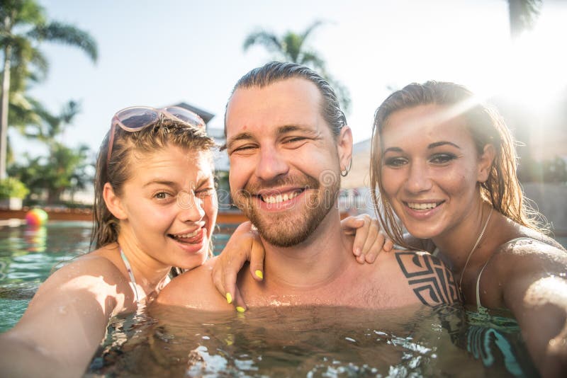 Vrienden Die Pret Op Het Strand Hebben Stock Foto - Image of oceaan ...