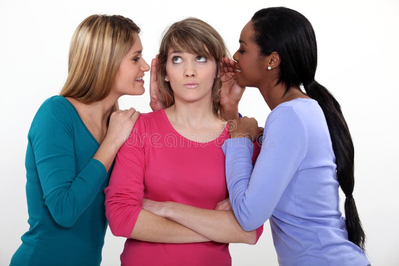 Vrienden Die Over De Mobiele Telefoon Roddelen Terwijl Het Nippen Van ...