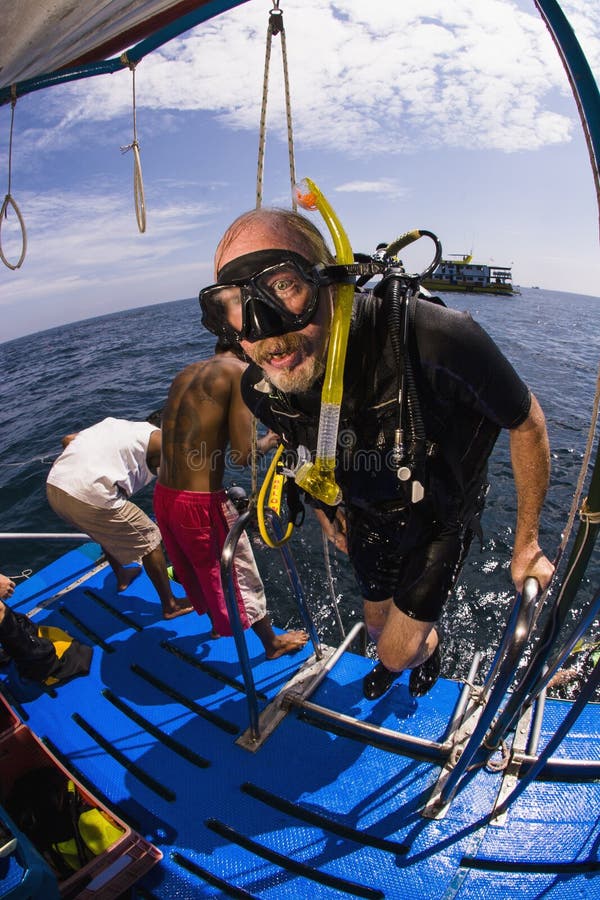 Duiker, Diveboat & Zonnestralen Stock Afbeelding - Image of stenen ...