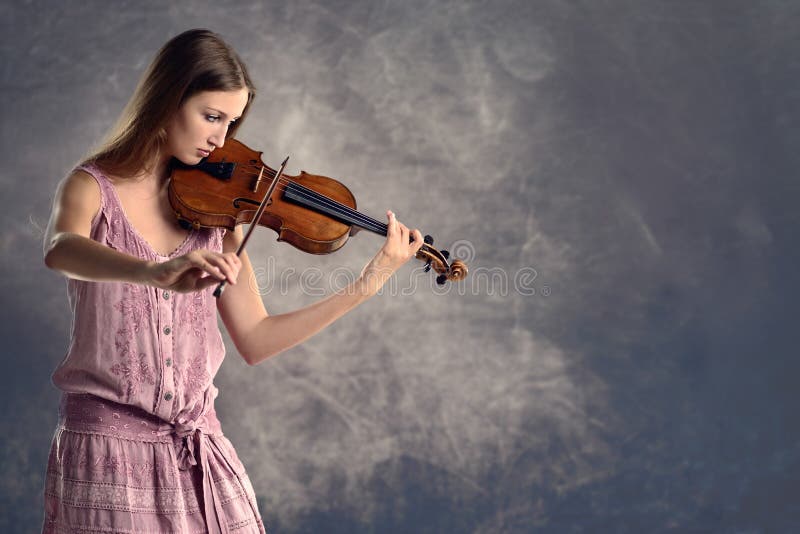 Vrij Violist Zit Thuis Met Een Viool in Een Zachte Stoel Stock ...