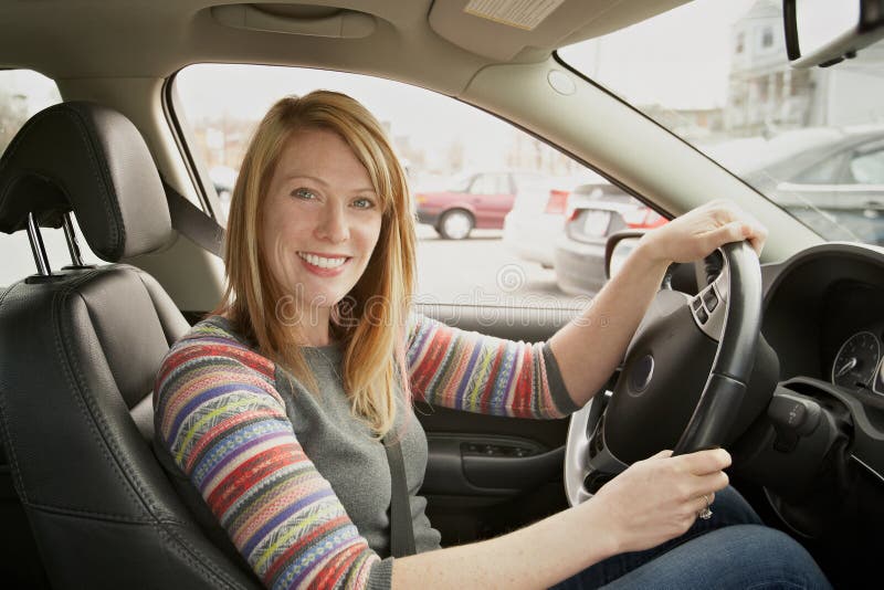Vrouw in auto stock foto. Image of levensstijl, meisje - 30167812