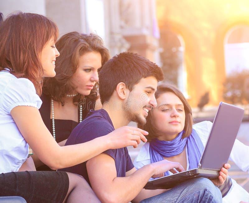 Vrolijke Groep Die Managers Die Het Werk Bespreken, Laptop Het Scherm ... Vrolijke Groep Die Managers Die Het Werk Bespreken, Laptop Het Scherm ...