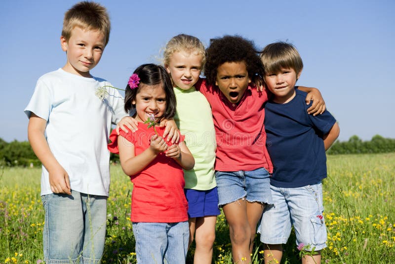 Vrolijke kinderen stock foto. Image of bloemen, speels - 15352012