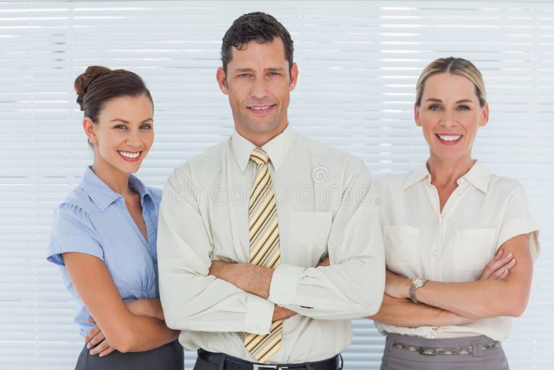 Vrolijke Medewerkers Die Koffie Hebben Terwijl Het Werken Stock Foto ...