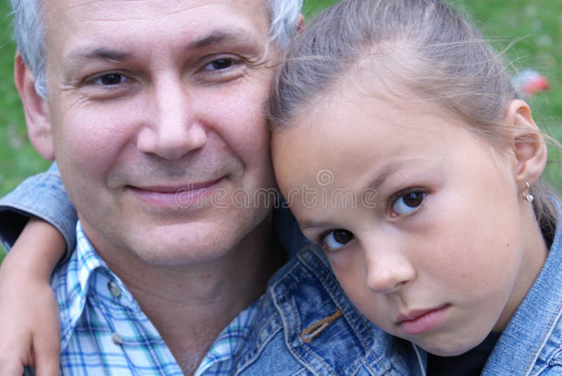 Vrolijke vader en dochter stock afbeelding. Image of zorg - 5233937