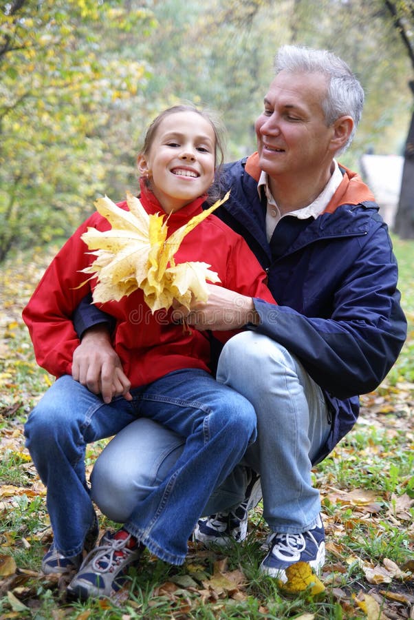 Vrolijke vader en dochter stock foto. Image of leven, gelukkig - 6738106