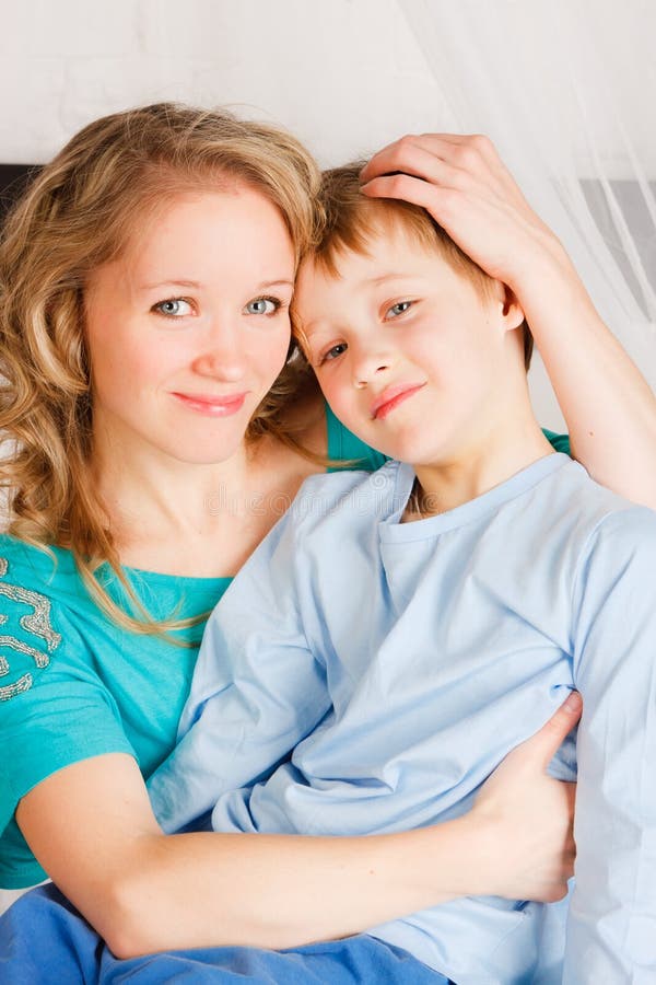 Vrolijke Vrouw Met Een Zoon Stock Afbeelding - Image of kleur, liefde ...