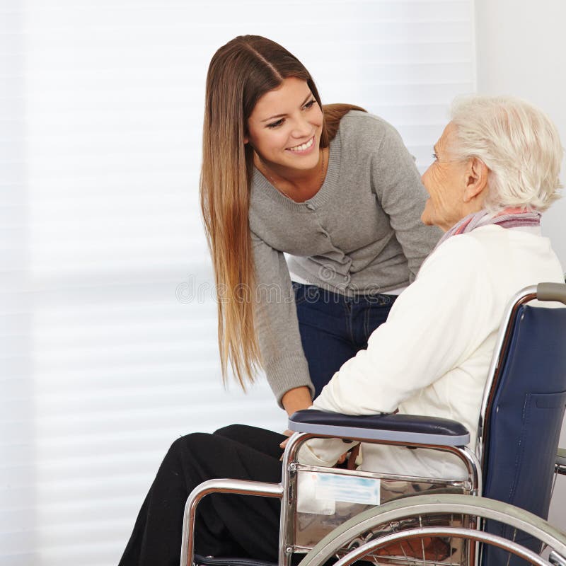 Vrouw Die Aan Bejaarde Spreken Stock Foto - Image of binnenlands ...
